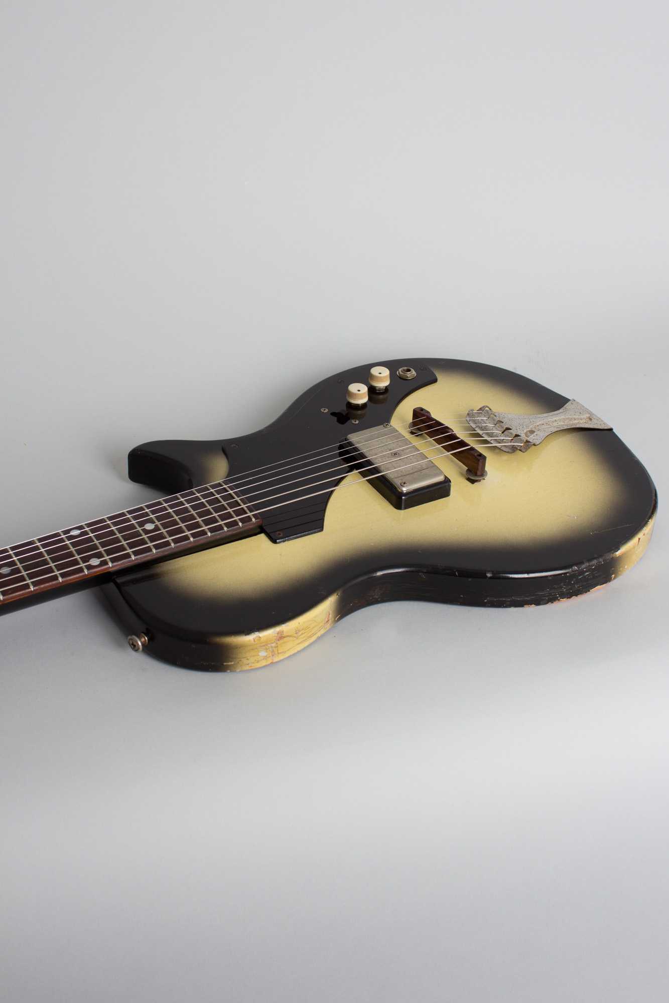 Supro Super Single Model 1507 Solid Body Electric Guitar (1960) | RetroFret